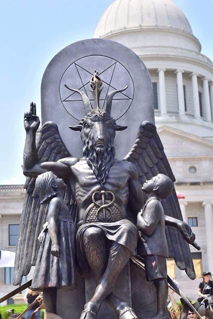 Baphomet szobrot állított fel a Sátánista Egyház Arkansas-ban, minden ...