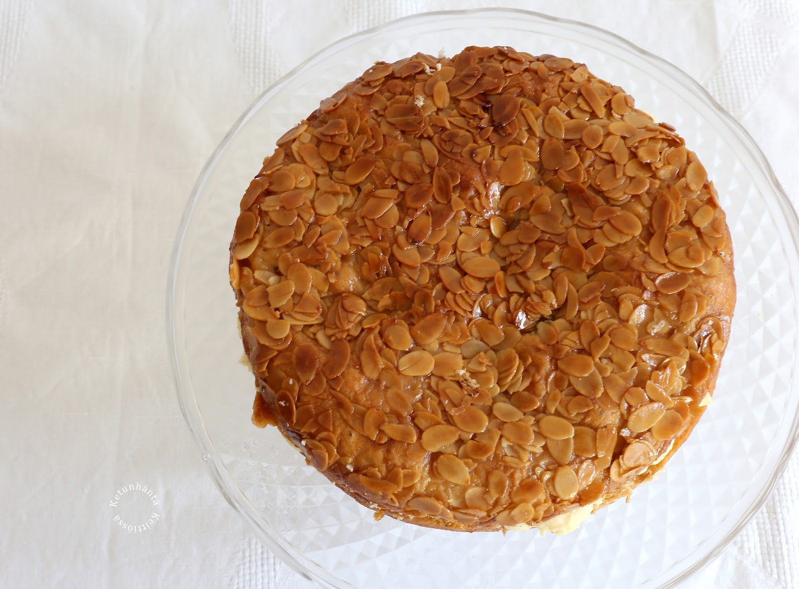 Rhubarb Tosca Bun Cake - Raparperi-toscapullakakku