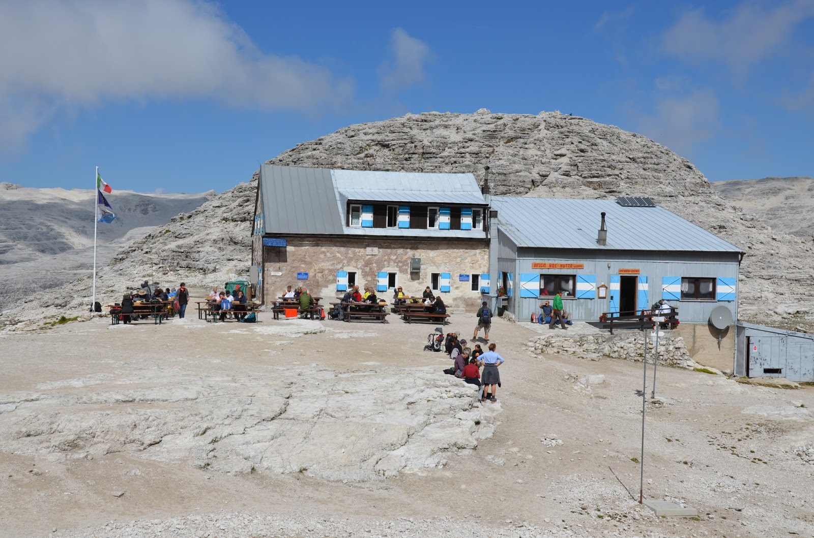 Piz Boè: escursione ad anello da passo Pordoi al rifugio Capanna Fassa.