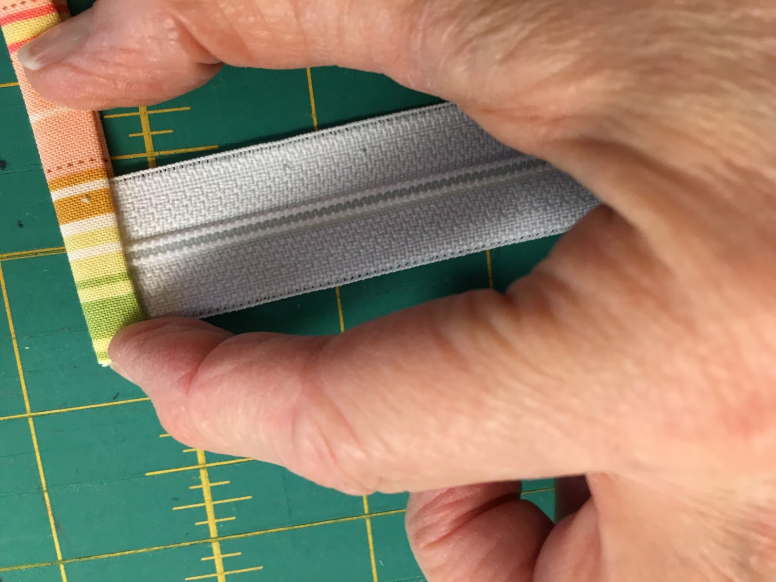 cook-sew-smile: Zippered Pouch..so easy, great gift idea!