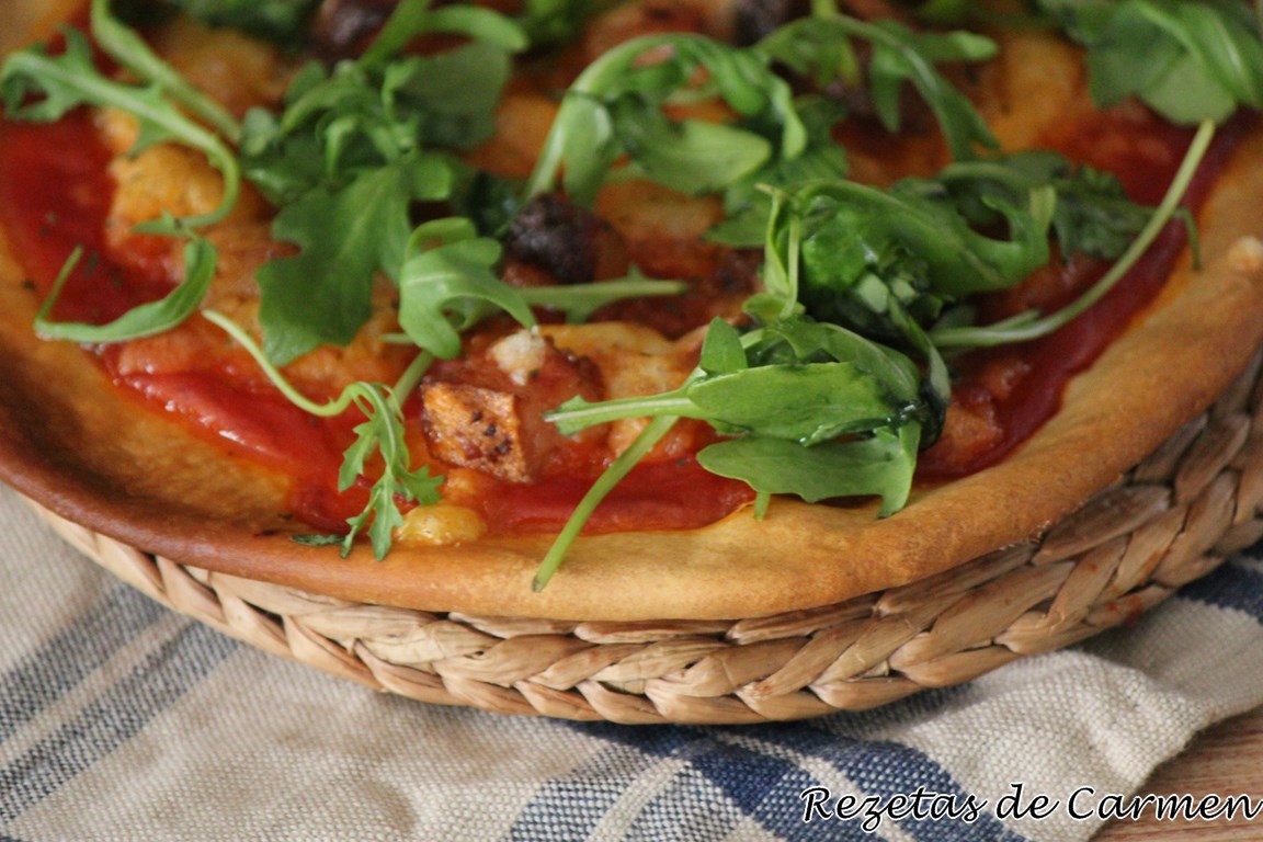 Pizza con rúcula y panceta