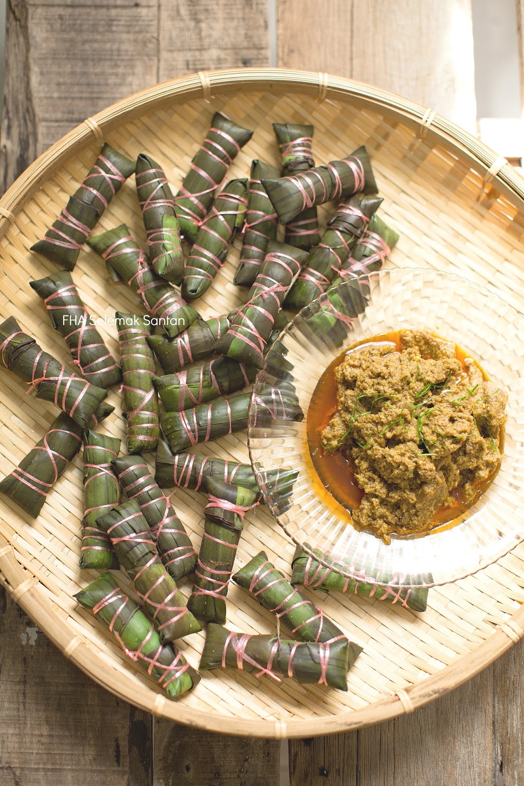 KETUPAT PULUT DAUN PISANG ... Sajian utama di AidilFitri - FHA Selemak ...