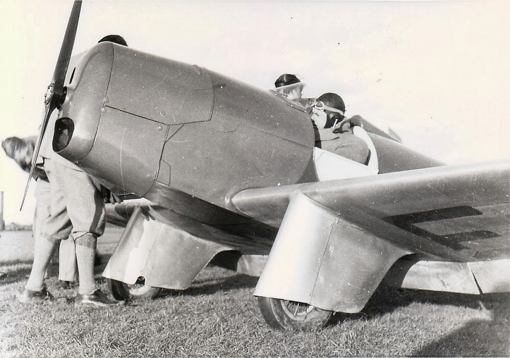 Free Flight -Vintage model airplane- cars-model retro avion et voiture ...