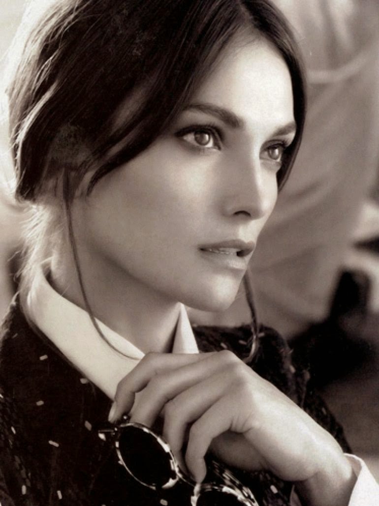 MoiStore: ICONIC MODELS - LAURA PONTE