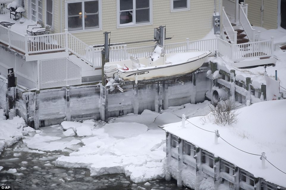 America on ice! Incredible aerial photos show freezing conditions ...