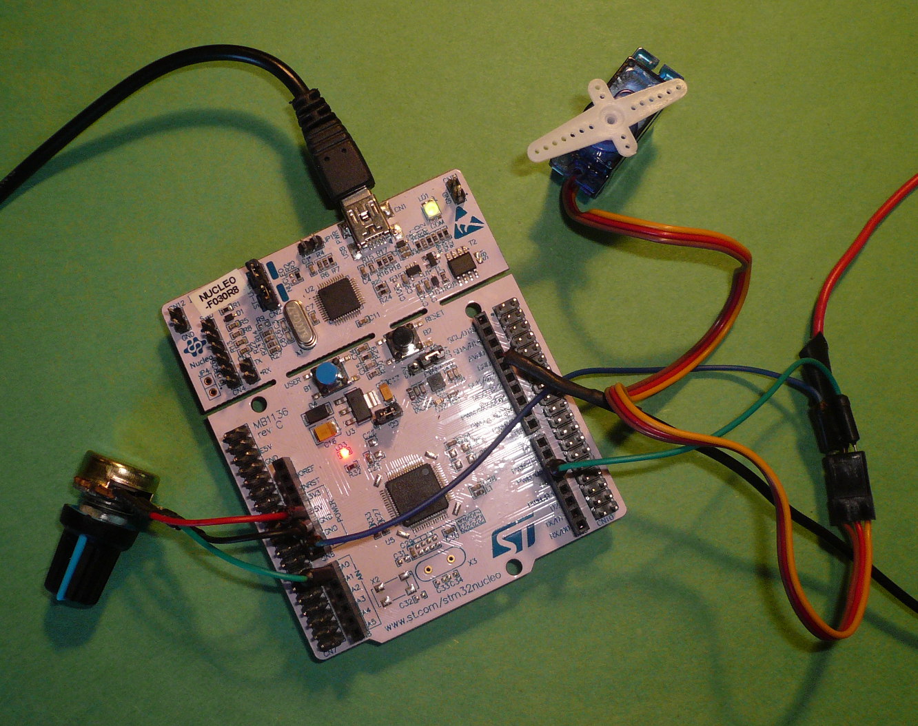 Électronique en amateur: Contrôler un servomoteur avec un STM32 Nucleo ... Électronique en amateur: Contrôler un servomoteur avec un STM32 Nucleo ...