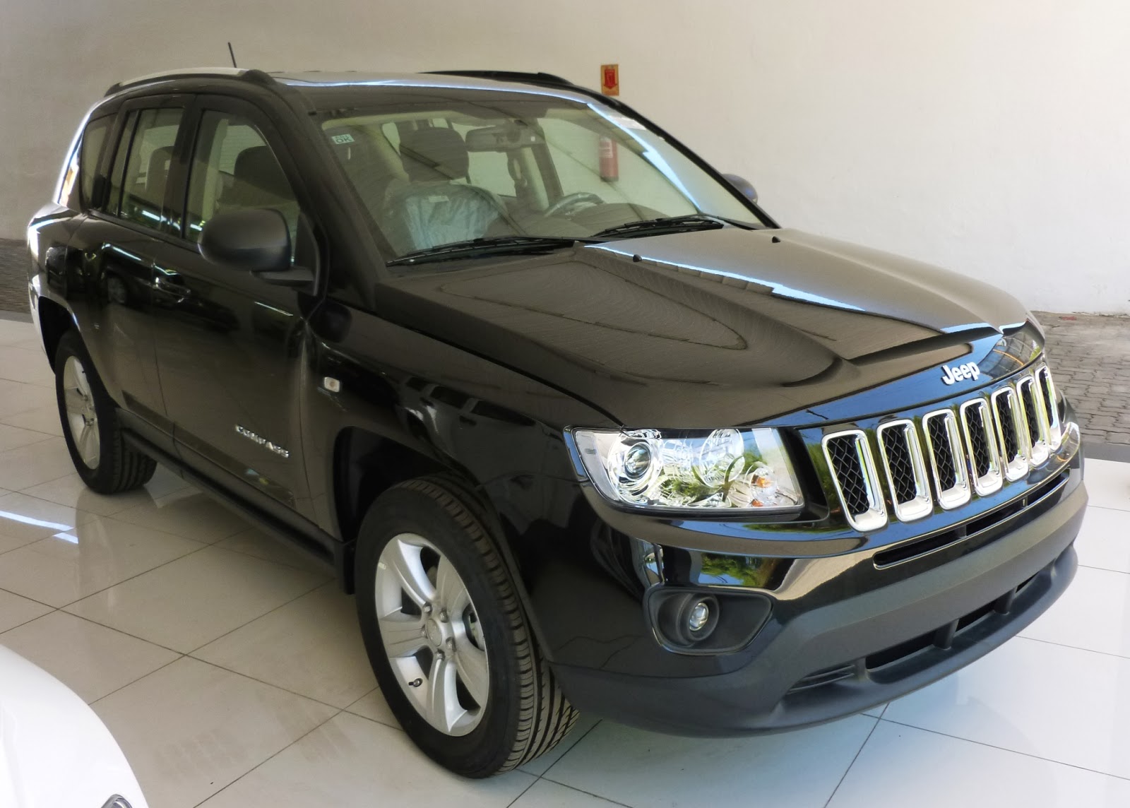 Jeep lança Compass 2014 no Brasil