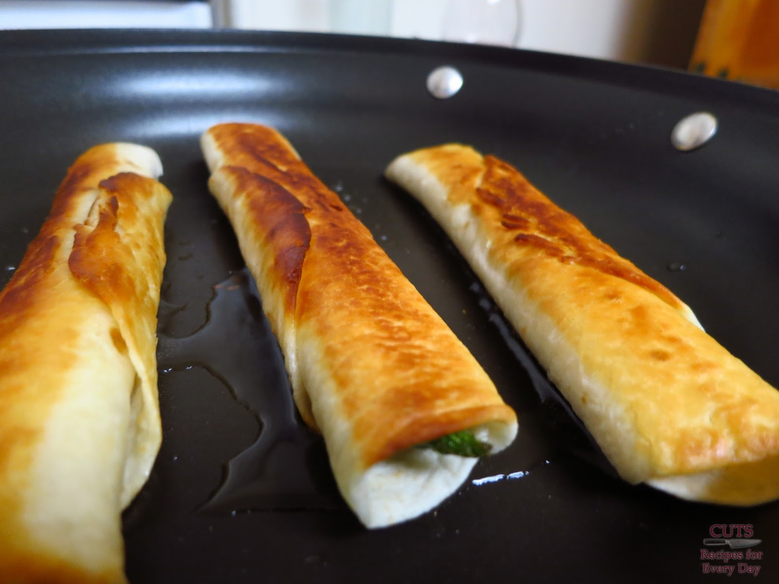 Espárragos en una manta: Tortilla Wrapped Asparagus - Cuts: Recipes for ...