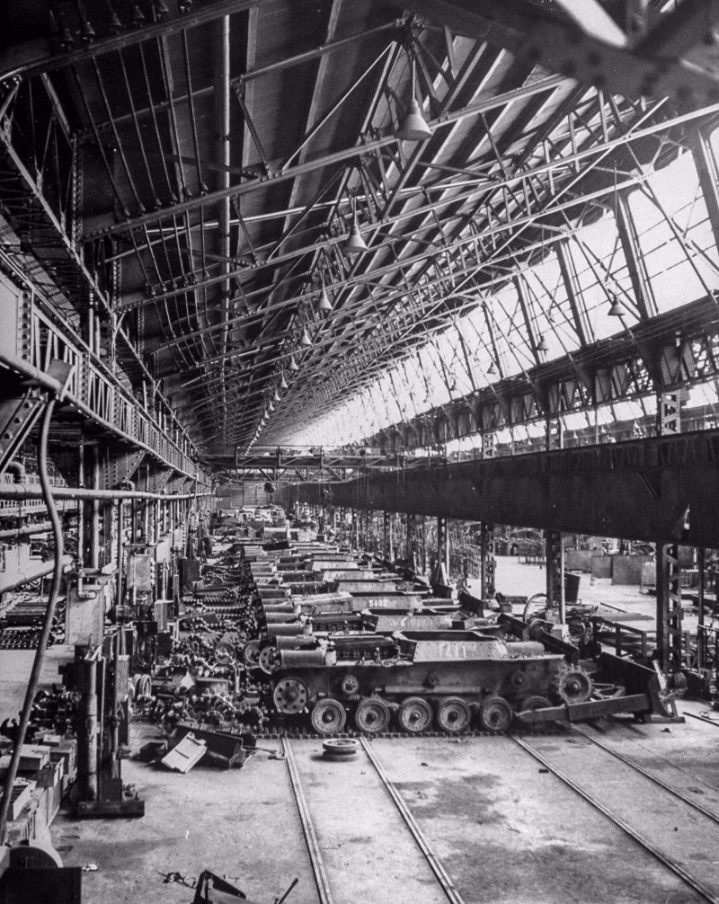 23 Amazing Vintage Photographs Taken Inside WWII Tank Factories ...