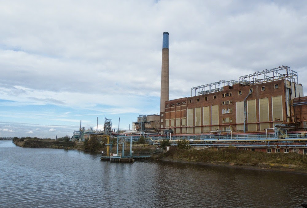 Travelling the Canals of England: Cruising the Length of the Manchester ...