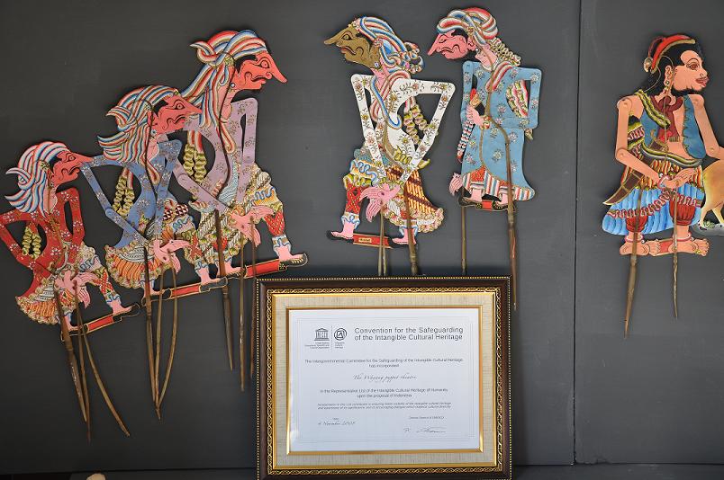 travelplusindonesia: Wayang Rumput Beraksi di Taman Fatahillah