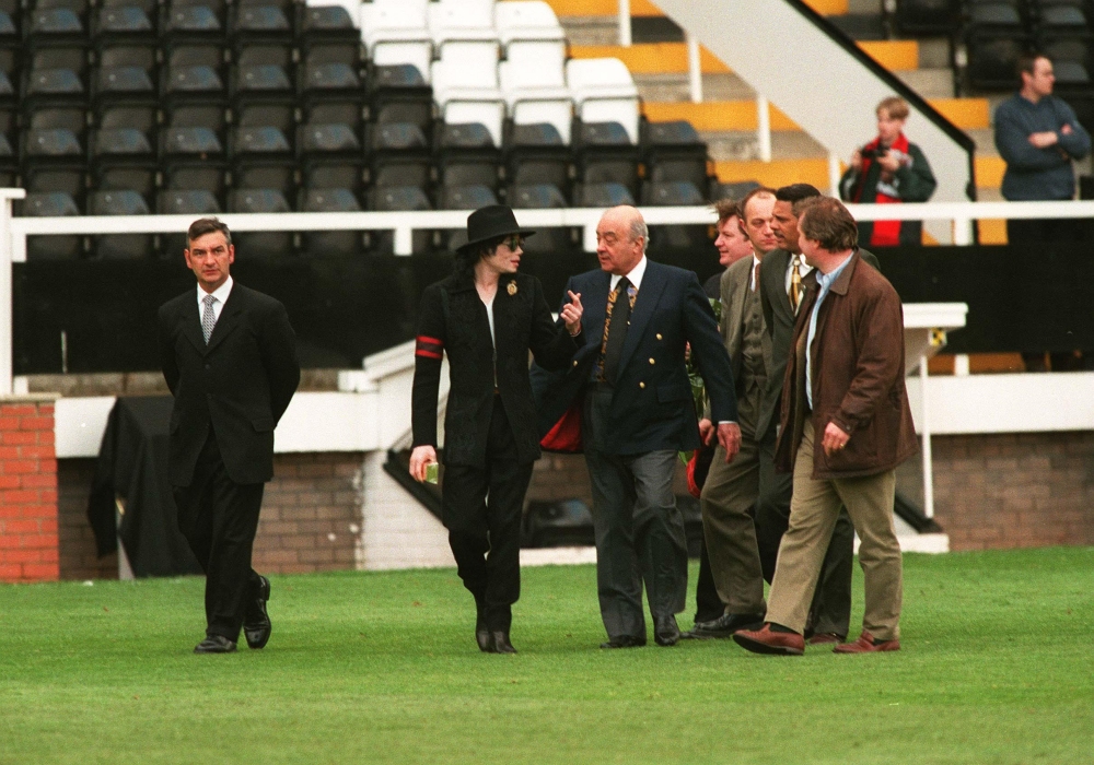 [FOTOS] Michael Jackson no campo de futebol com Mohamed Al-Fayed - 01 ...