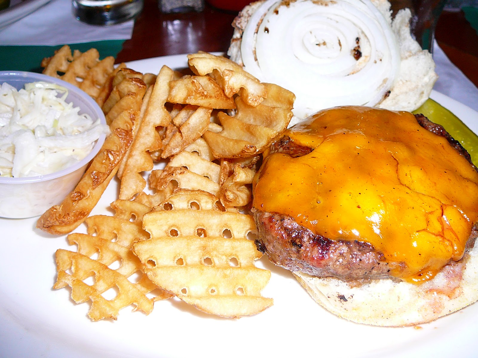 Bill Cianci's (Mostly) Burger Reviews: The Cloverleaf Tavern: The Classic