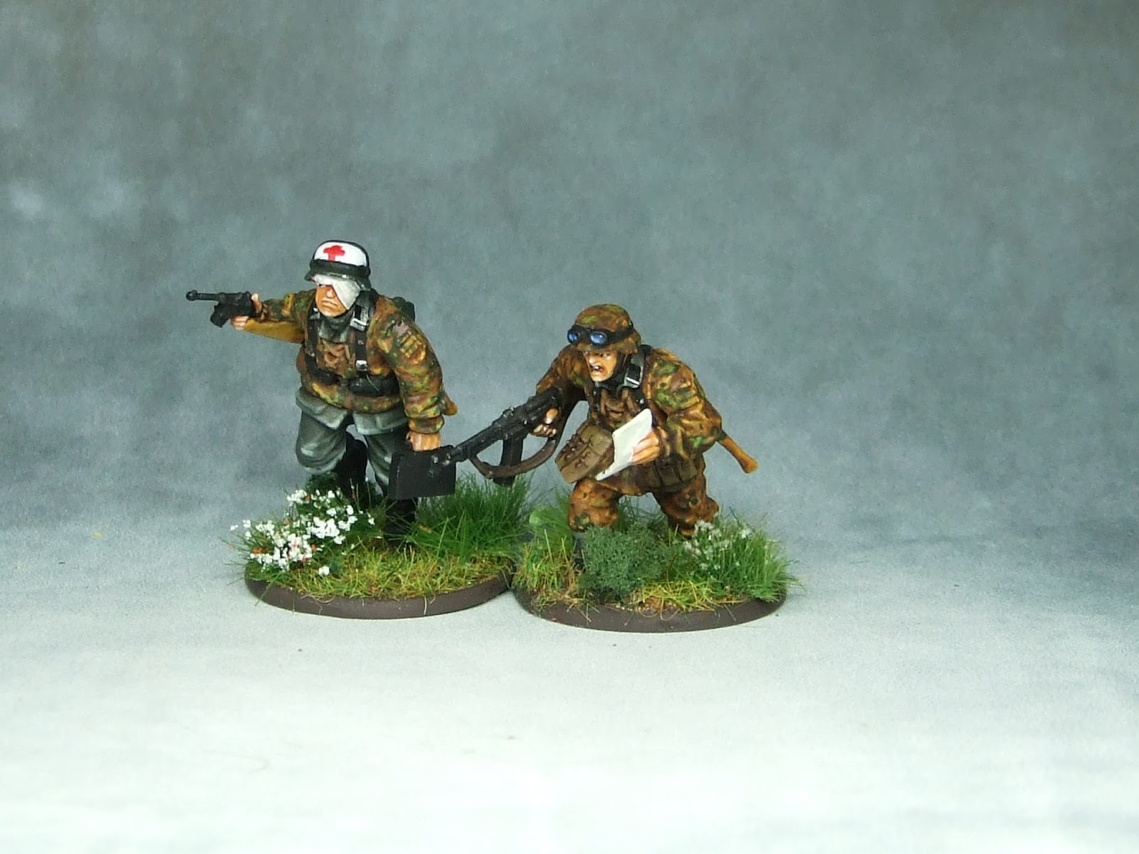 Vae Victis Miniature Painting: Medyk i obserwator artyleryjski, 11 SS ...