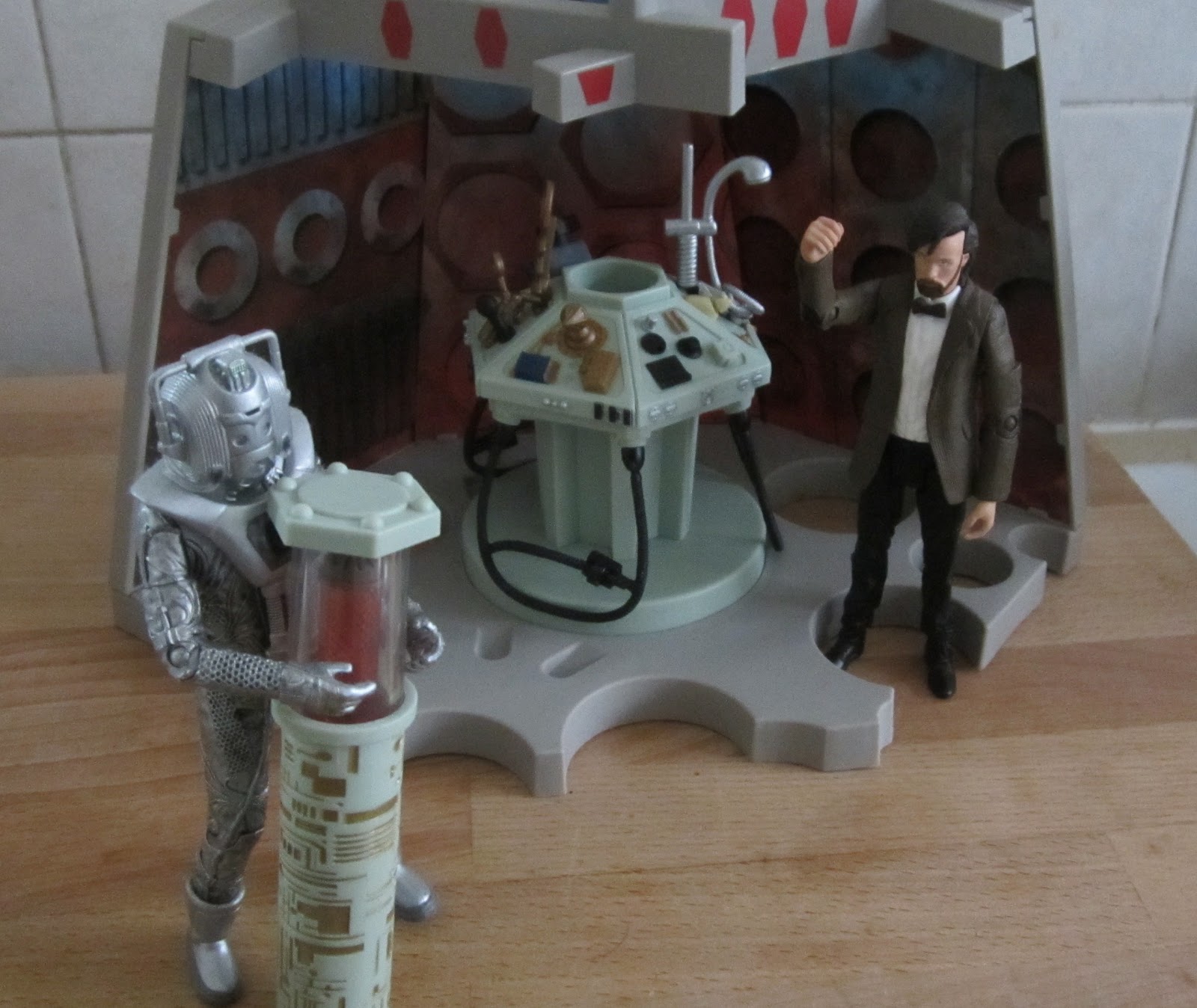 When Toys Rule The World: Review: Doctor Who Junk TARDIS