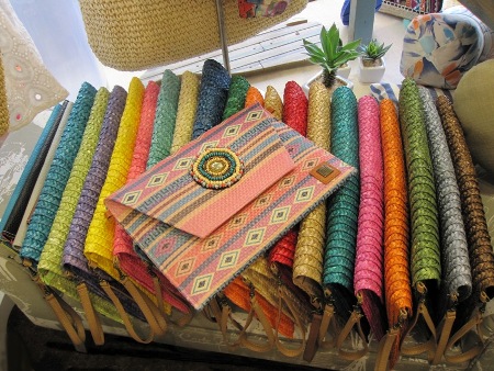 Con las fotos anteriores hicimos también éstas, de carteras de rafia y ...