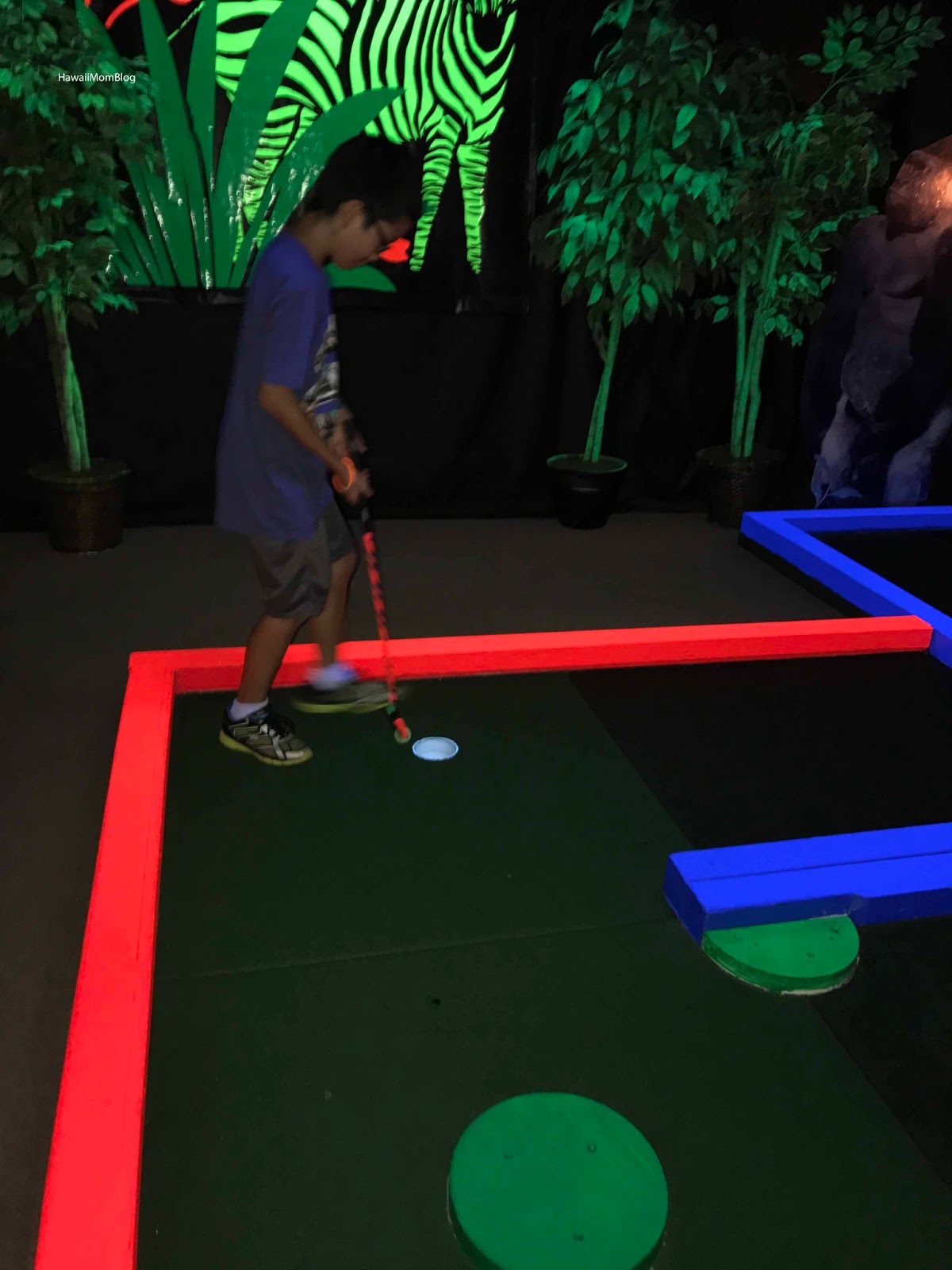Hawaii Mom Blog: Glow Putt Mini Golf