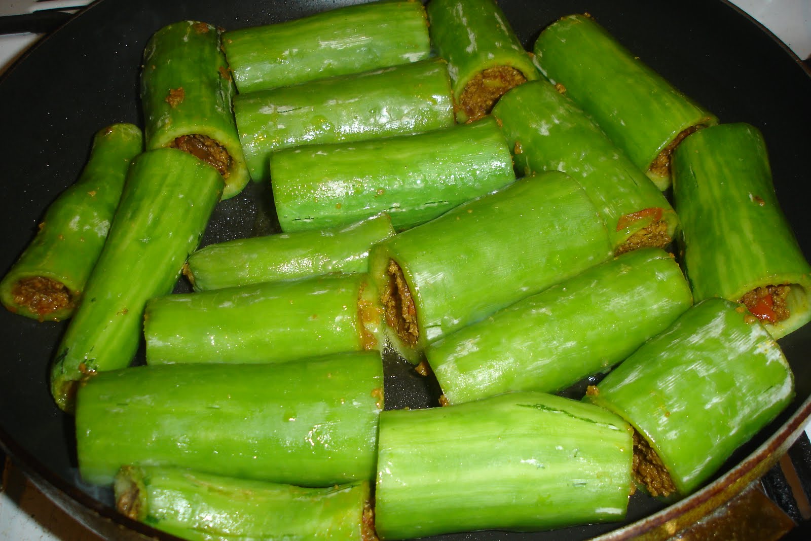 Yummilicious - The Food Blog: Padwal (snakegourd) stuffed with Mince