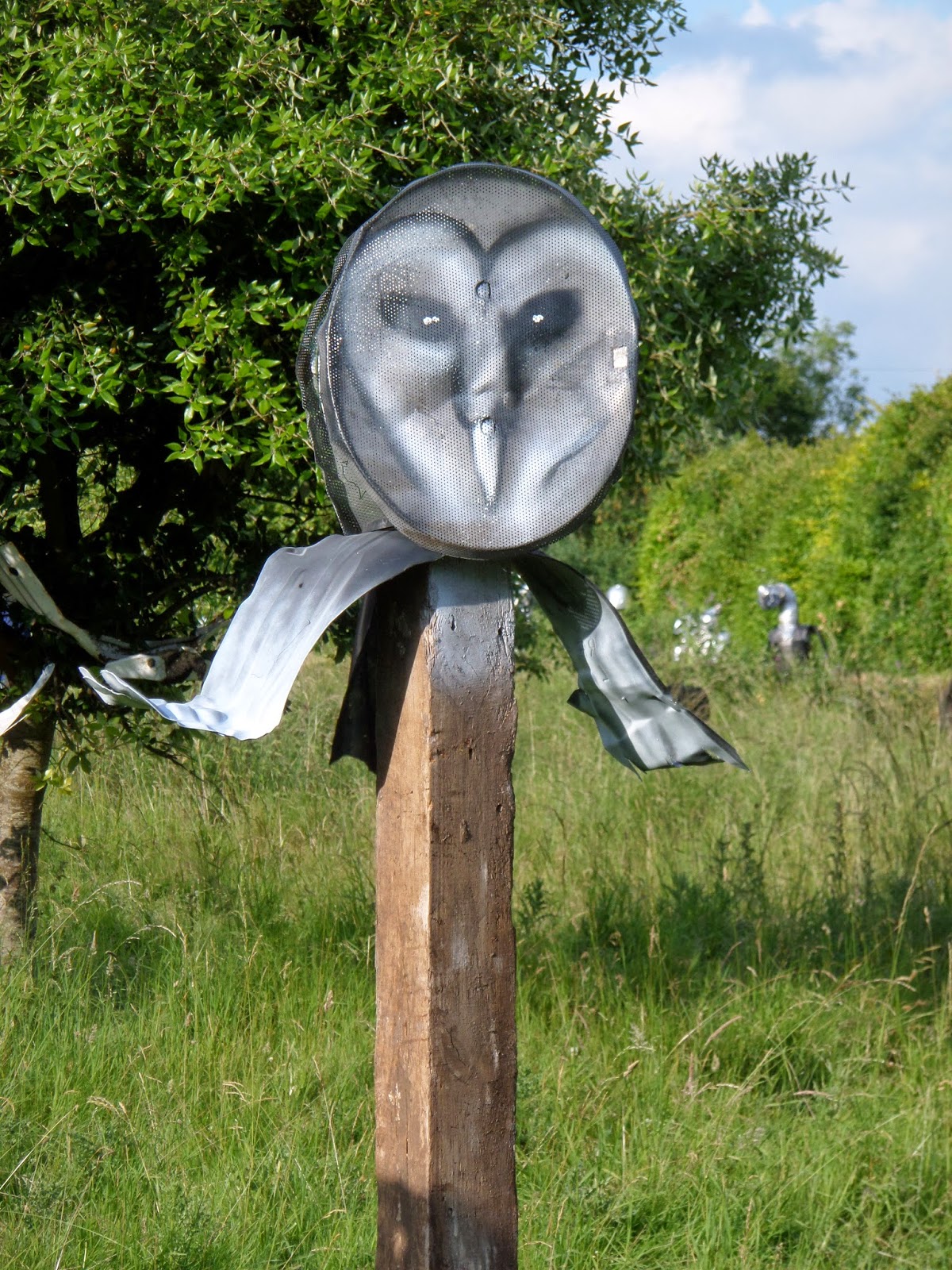 SCRAPTORS SCULPTURE GROUP: Barn Owl lands at Bird Henge