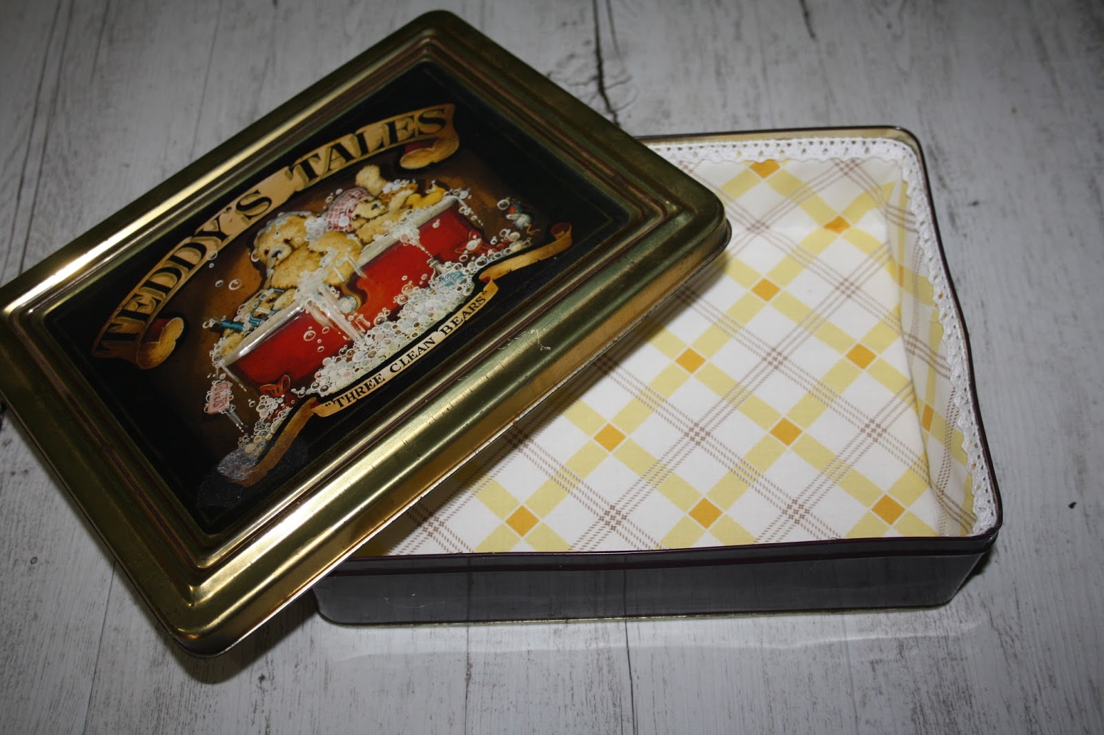 Lilabelle Lane: Repurpose a Vintage Tin - Apple Farm Tin Tutorial