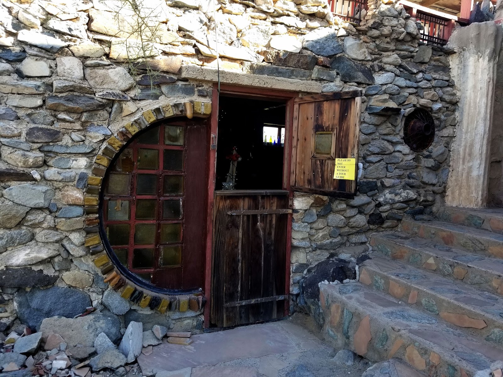 Mystery Castle: Bizarre Windows