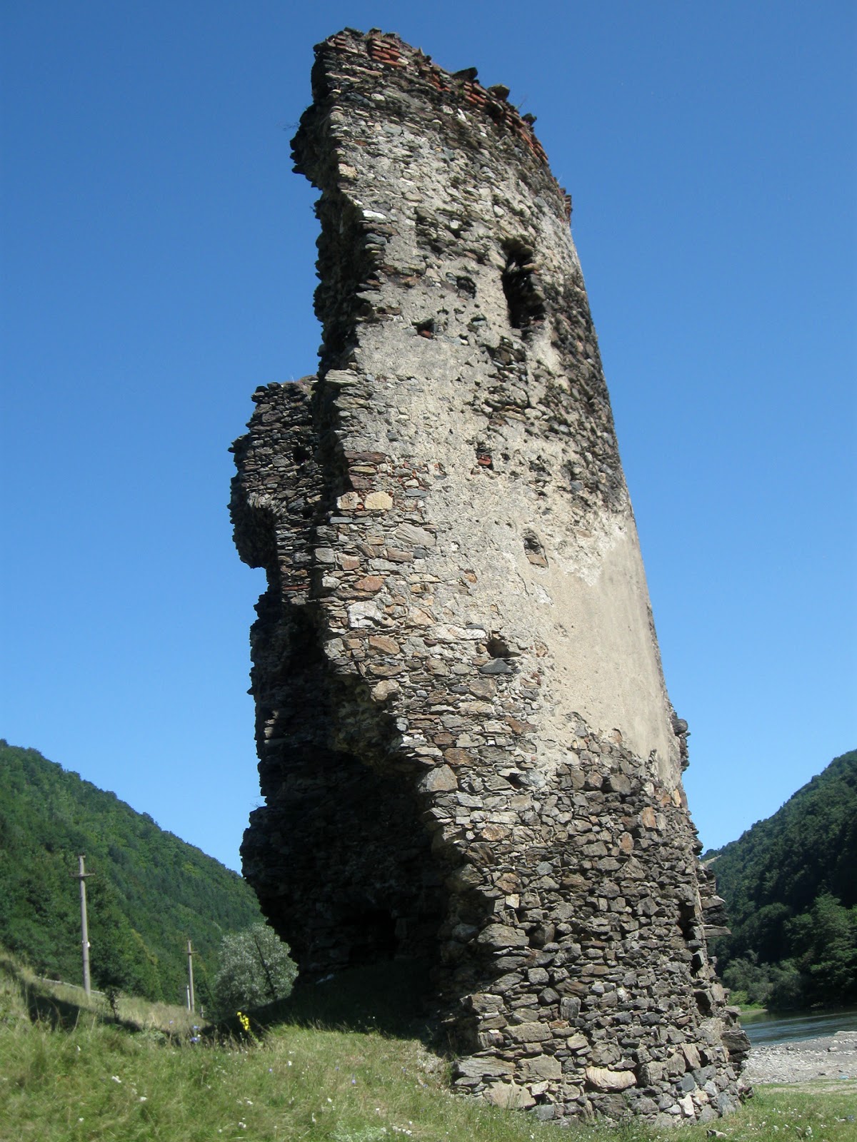Transylvania-travel: Sibiu County - Lotrioara “Broken Tower” Ruins