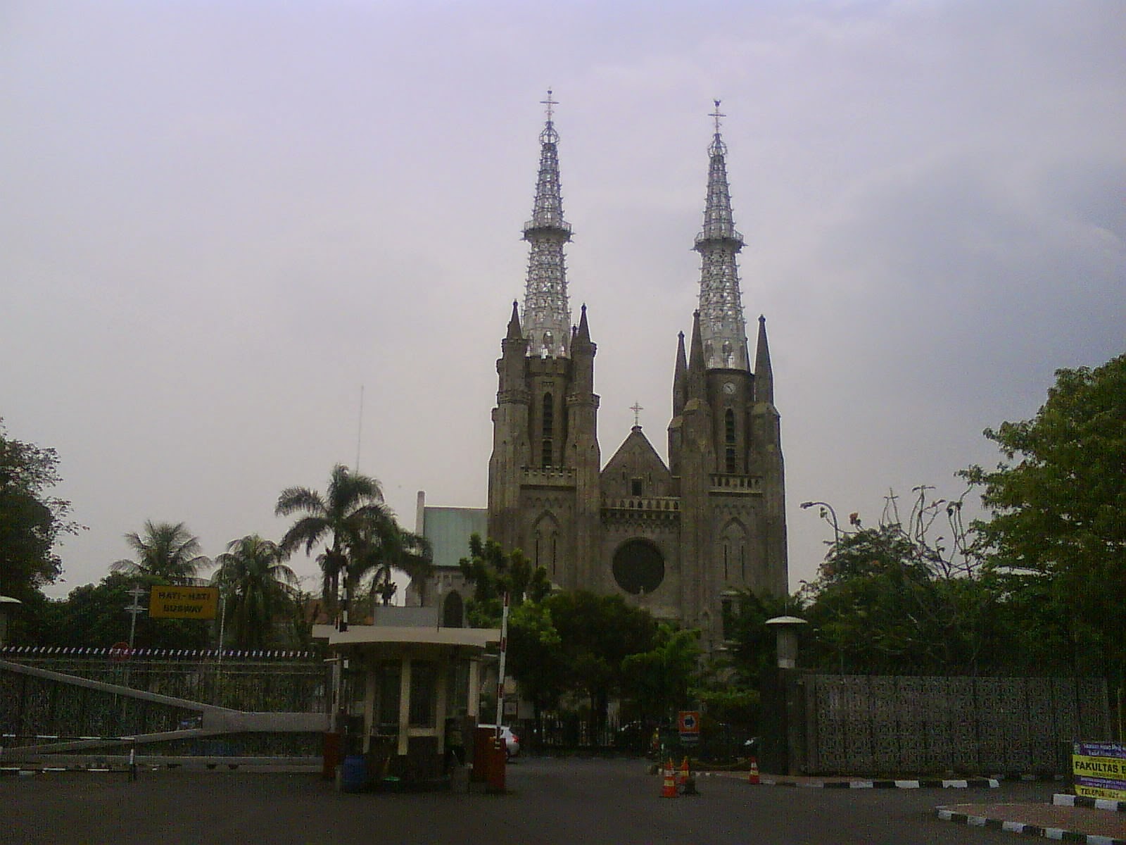 Katedral Jakarta di lihat dari Masjid Istiqlal