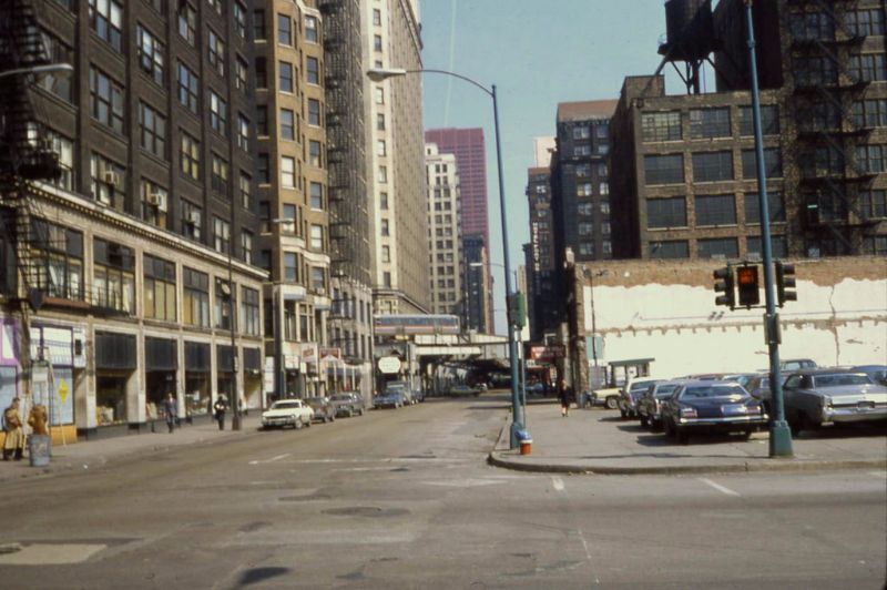 56 Fascinating Photos That Capture Street Scenes of Chicago in the ...