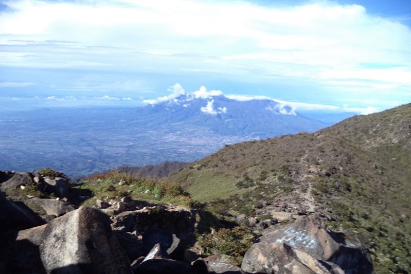 Catatan Perjalanan: Gunung Arjuno, Kini Muncul di Balik Kabut ...