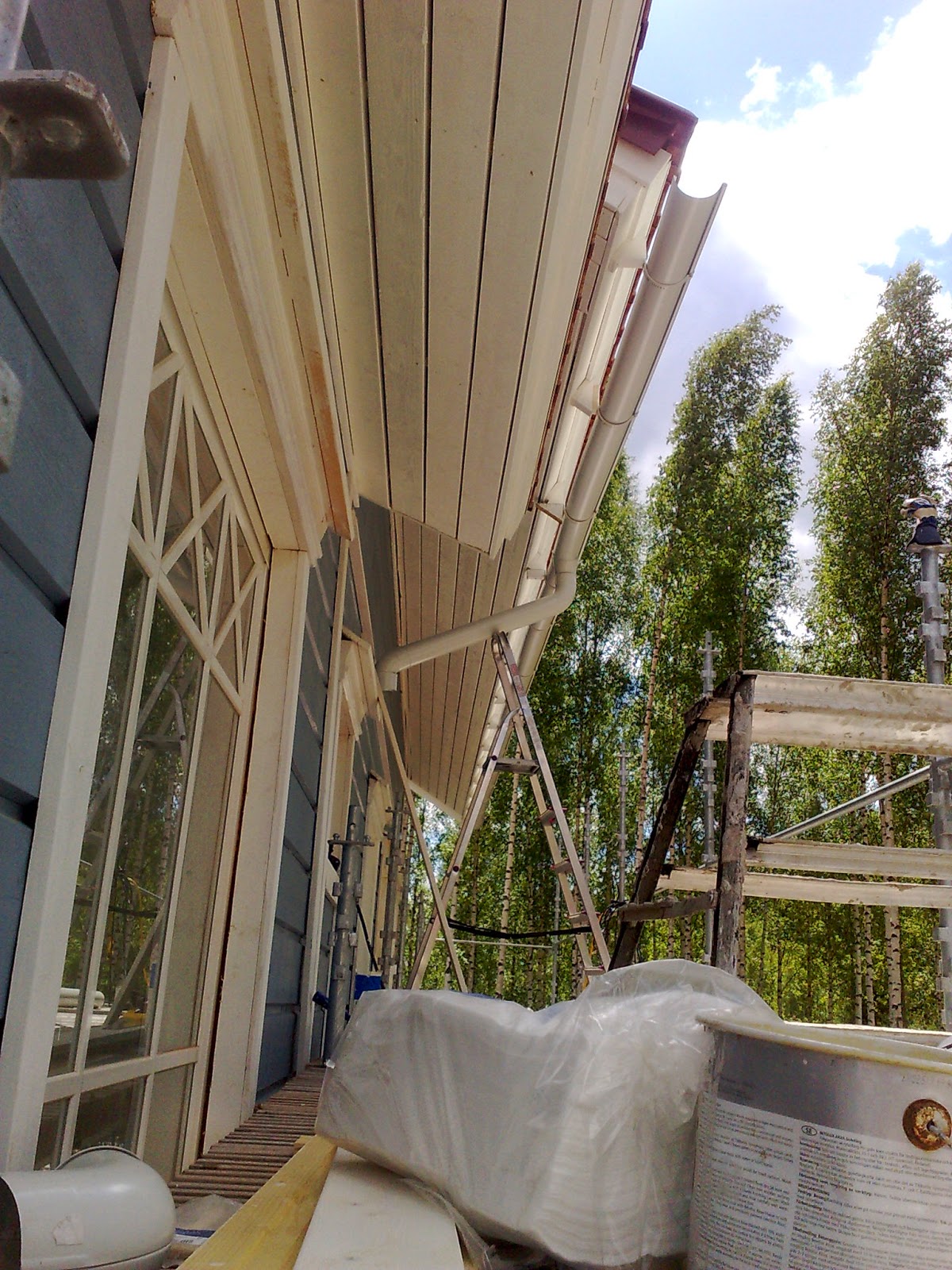 Pitkä työmaa: Sadevesikourua ja terassin runko