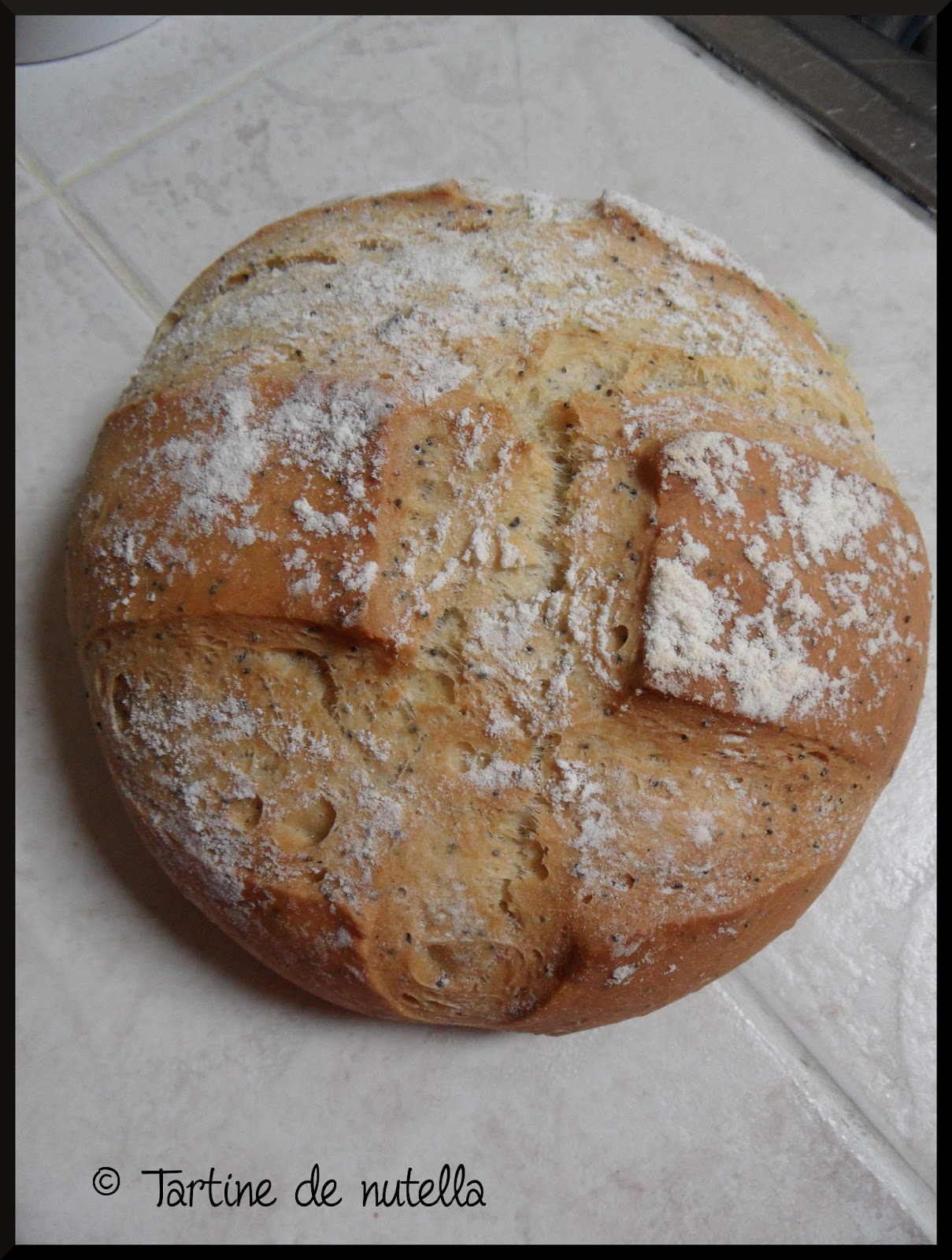 Pain tranché au pavot bleu - Le Coin des Délices