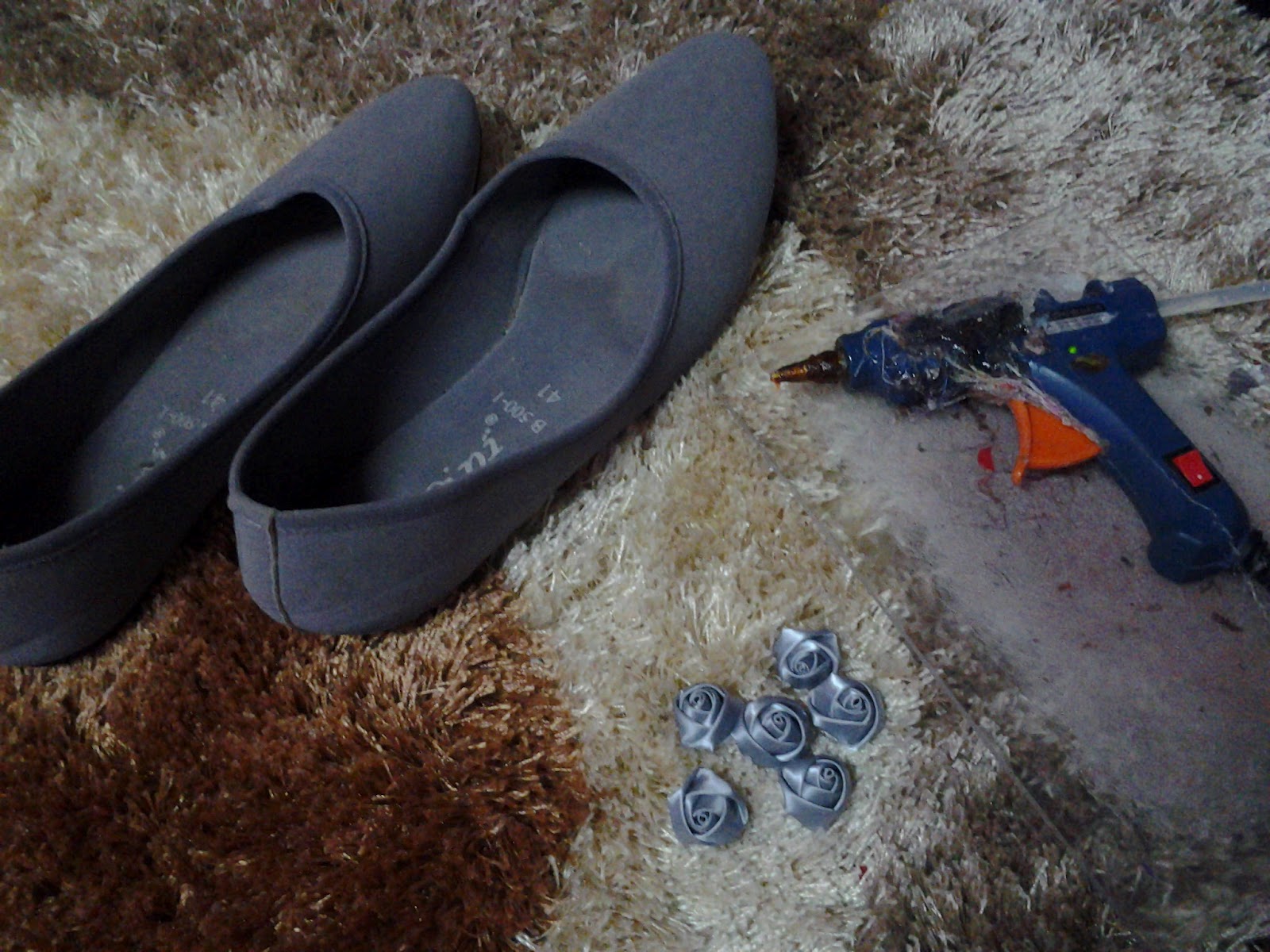 :. Tutorial Menghias Kasut Lama Dengan Bunga Satin .: ~ ~Noieizan2U~