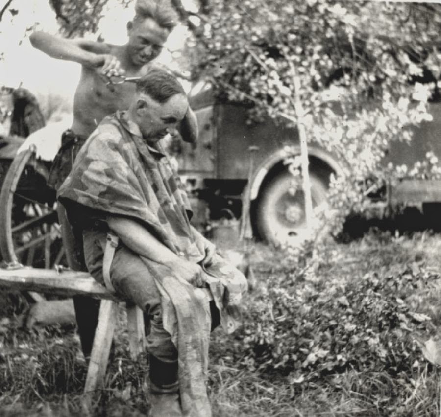 NASIONAL SOSIALIS INDONESIA: Foto Bercukur Wehrmacht