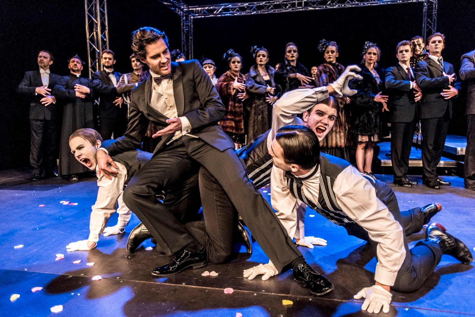 Patrzę się inaczej: Ach, bal więc bal! „Operetka” jak opera / „Operetka ...