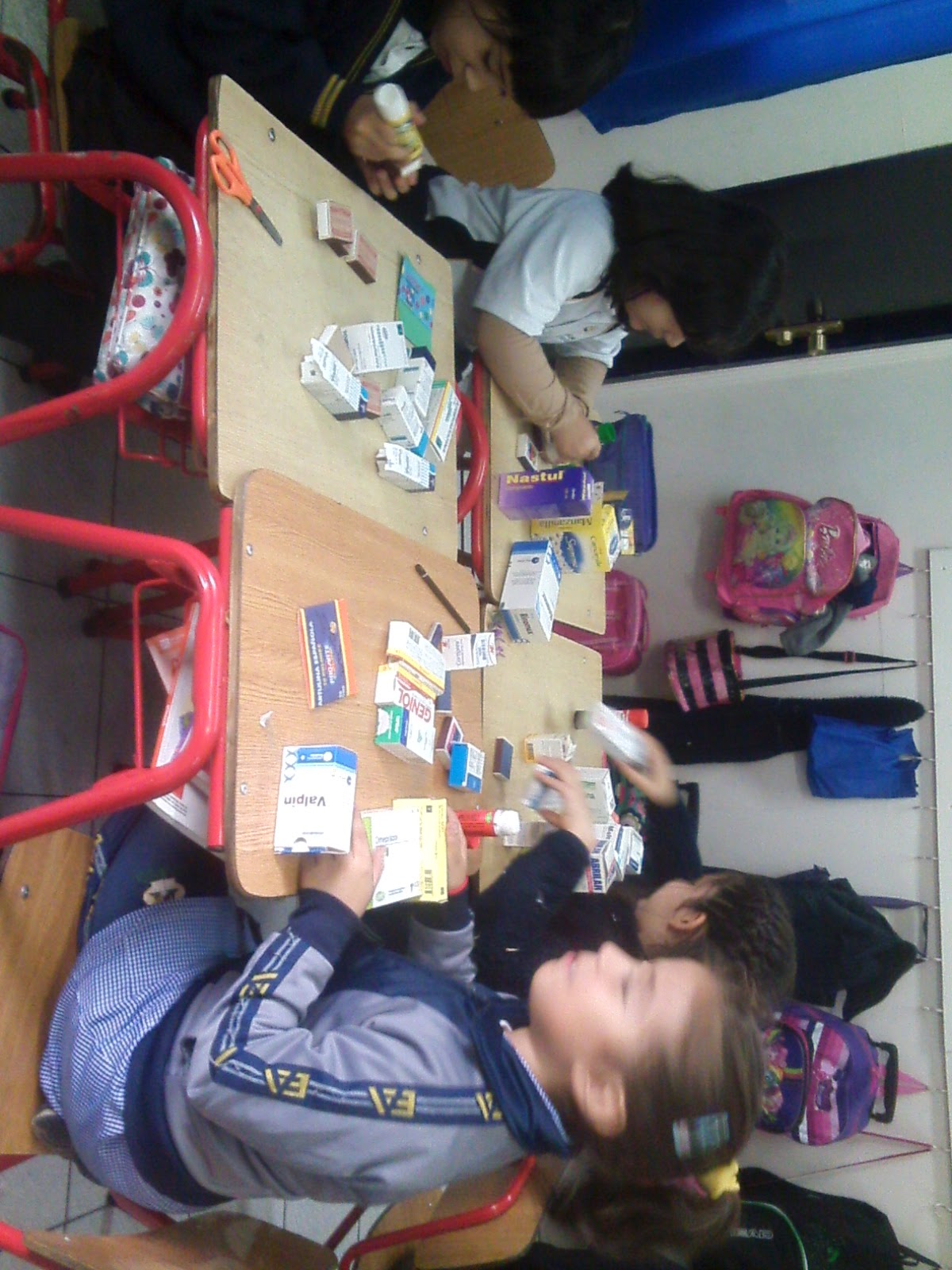 MISS MABEL DEL RÍO: ALUMNOS DE SEGUNDO TRABAJANDO CON "CAJITAS"