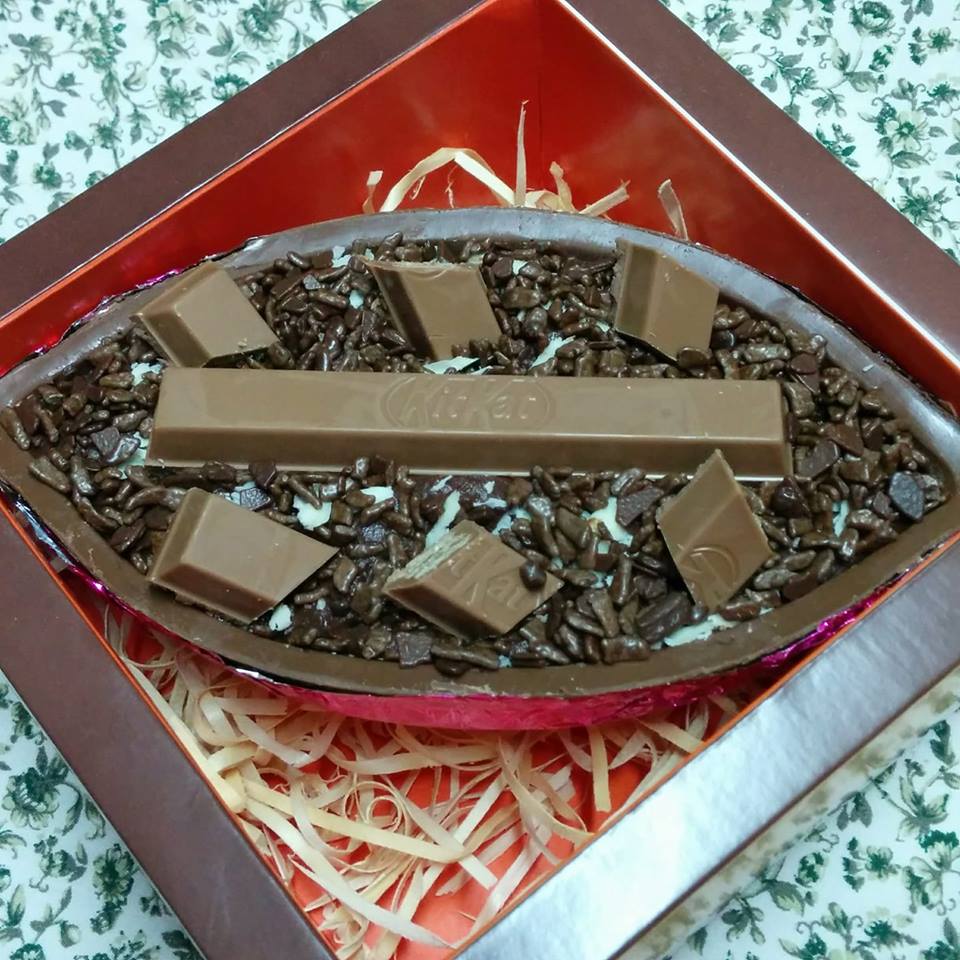 OVO FORMATO DE CACAU COLHER RECHEADO COM BRIGADEIRO DE MARACUJ DECORADO COM KITKAT Donna ovo-formato-de-cacau-colher-recheado-com-brigadeiro-de-maracuj-decorado-com-kitkat-donna