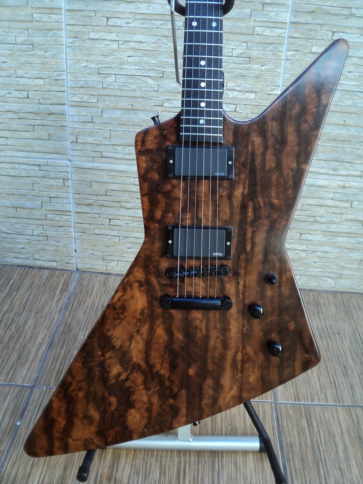 Braga Custom Guitar: Explorer Neck-Thru
