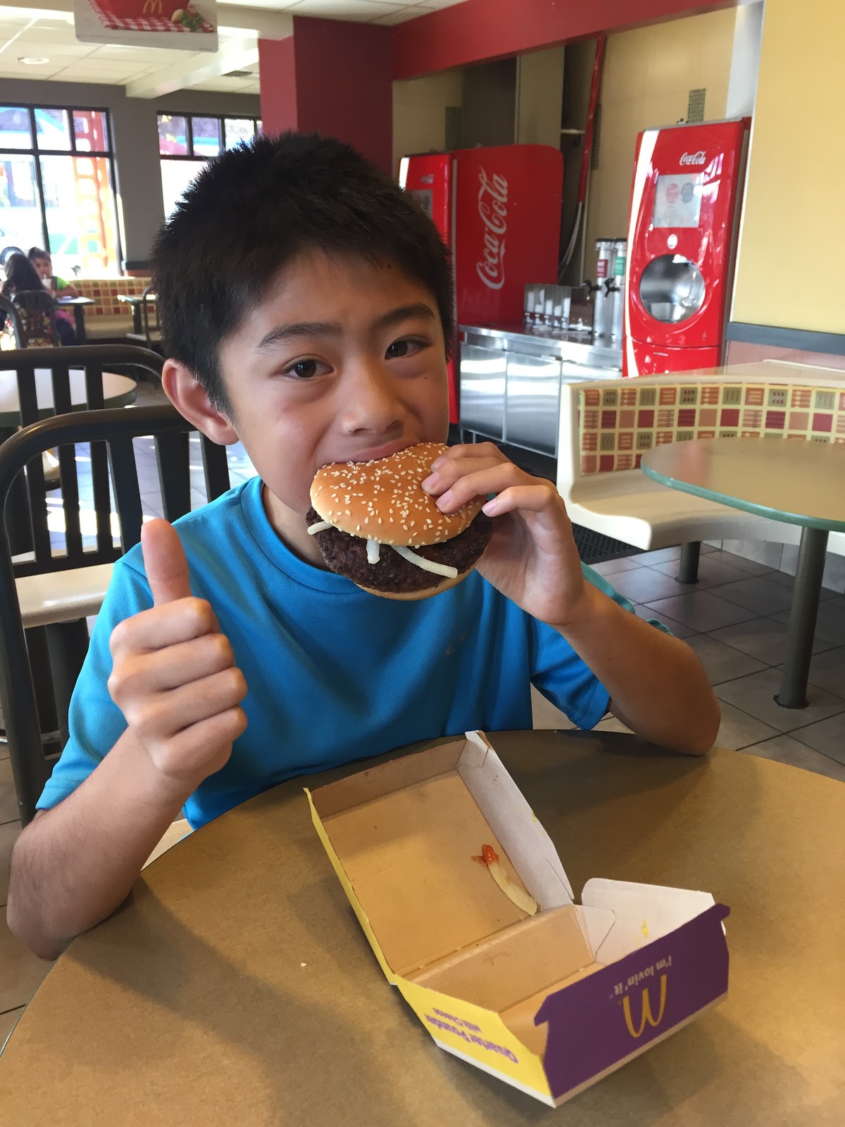 Ethan & Jaden - Life & Experiences: Ethan's first burger!!