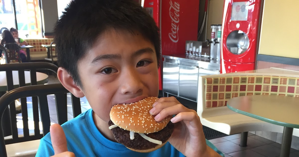 Ethan & Jaden - Life & Experiences: Ethan's first burger!!