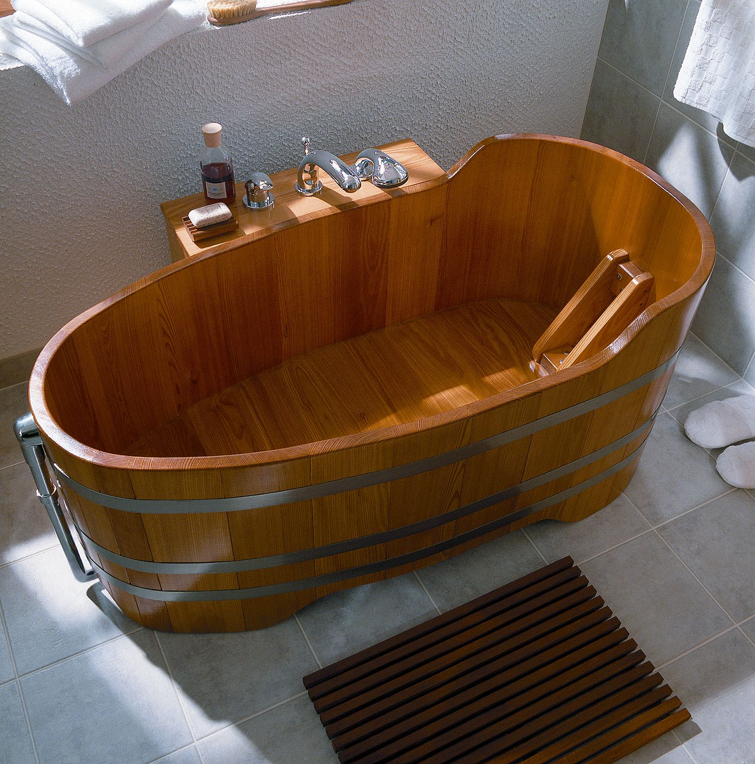 HOME & GARDEN: Pourquoi pas ? Une baignoire en bois