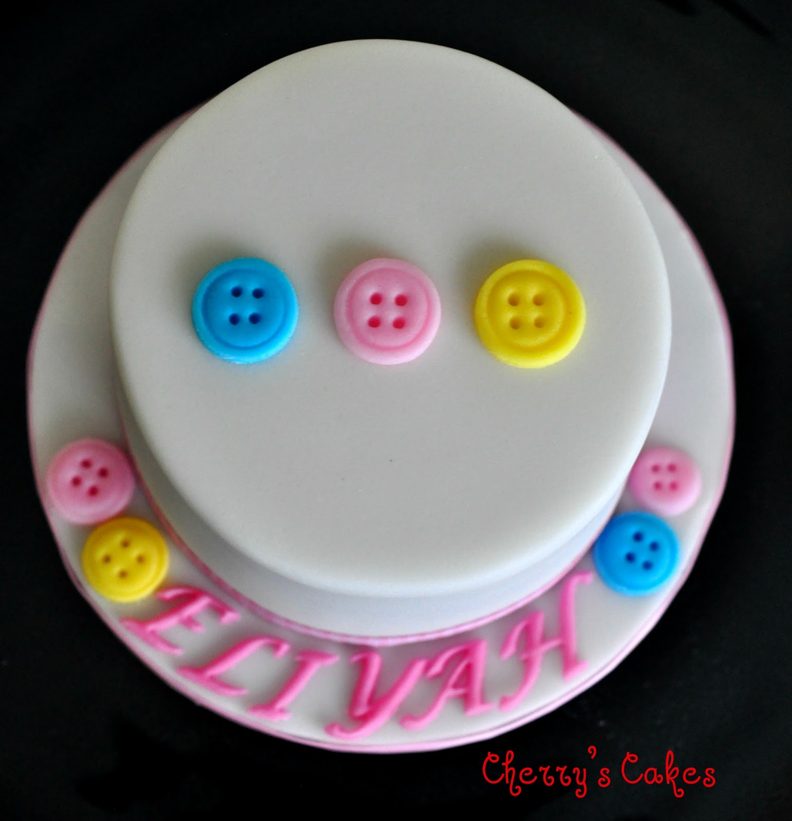 Cherry's Cakes: 3 Button Cake