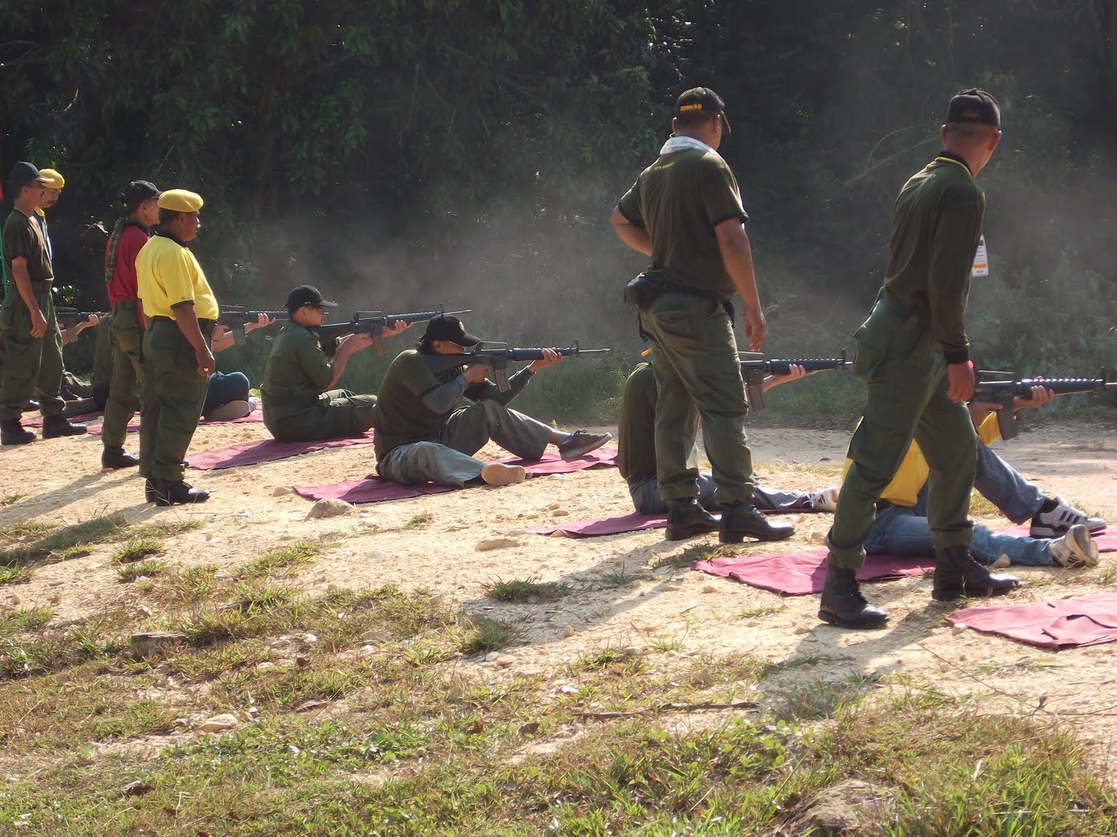 Selamat Datang Ke Blog BAKRI BATU 6: Latihan Menembak Senjata Api Colt M16