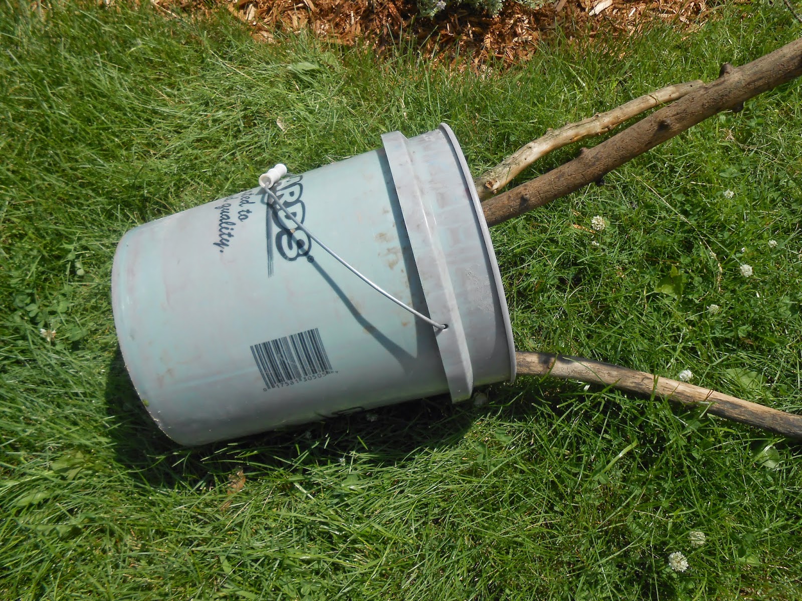 Sproutsandstuff: Cheap and Easy "Rustic" Bucket Stool