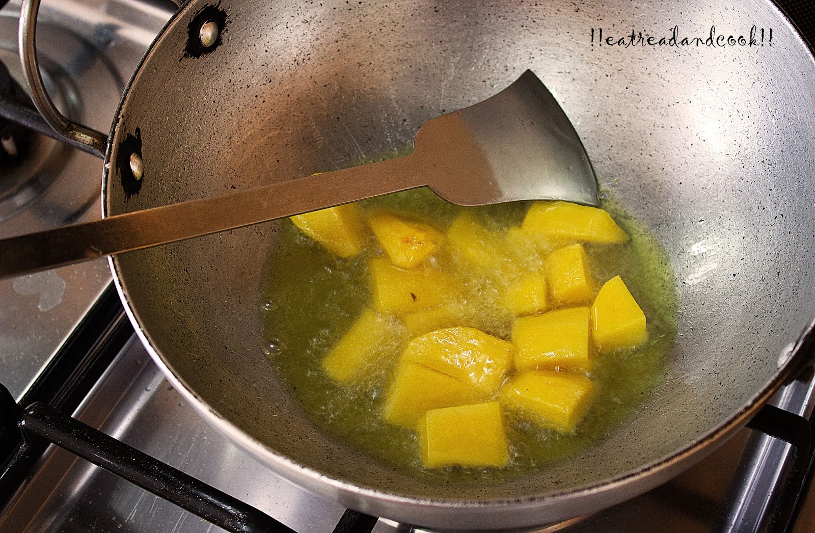 Fulkopi Chingrir Torkari / Bengali Style Cauliflower and Prawns Curry
