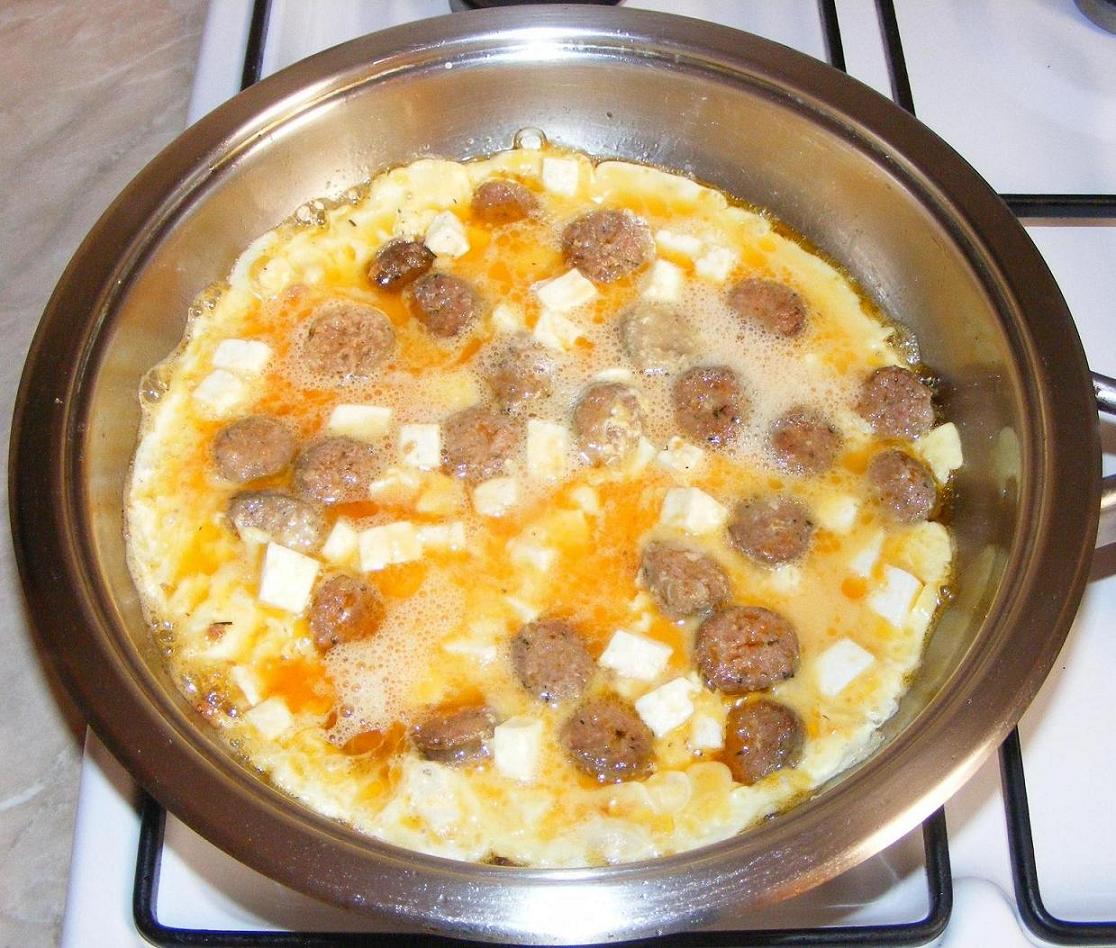 Omleta cu carnati | Preparatedevis.ro