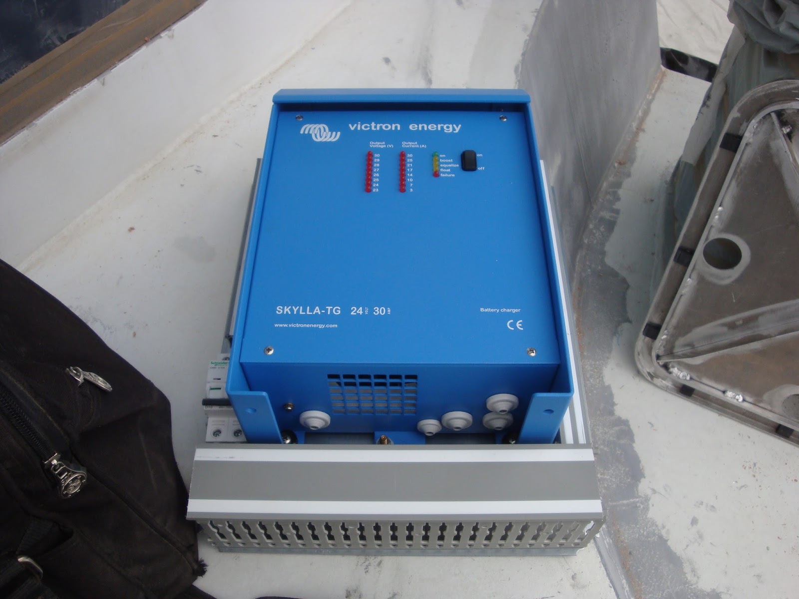 ΚΑΛΑΚΩΝΑΣ ΜΗΝΑΣ: ΗΛΕΚΤΡΟΛΟΓΙΚΗ ΕΓΚΑΤΑΣΤΑΣΗ ΚΡΕΝΙΟΥ ΣΕ ΣΚΑΦΟΣ