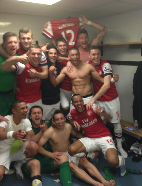 Photo of Arsenal Players Celebrating After Winning 'Number 4 Trophy ...
