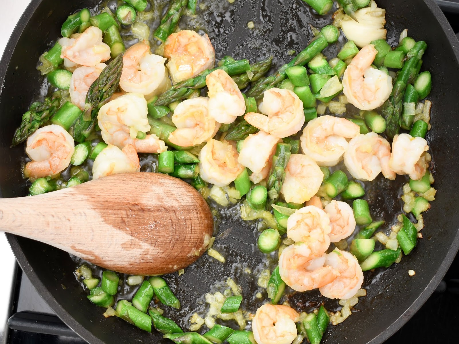 Cooking with Manuela: How to Make Risotto with Shrimps and Asparagus