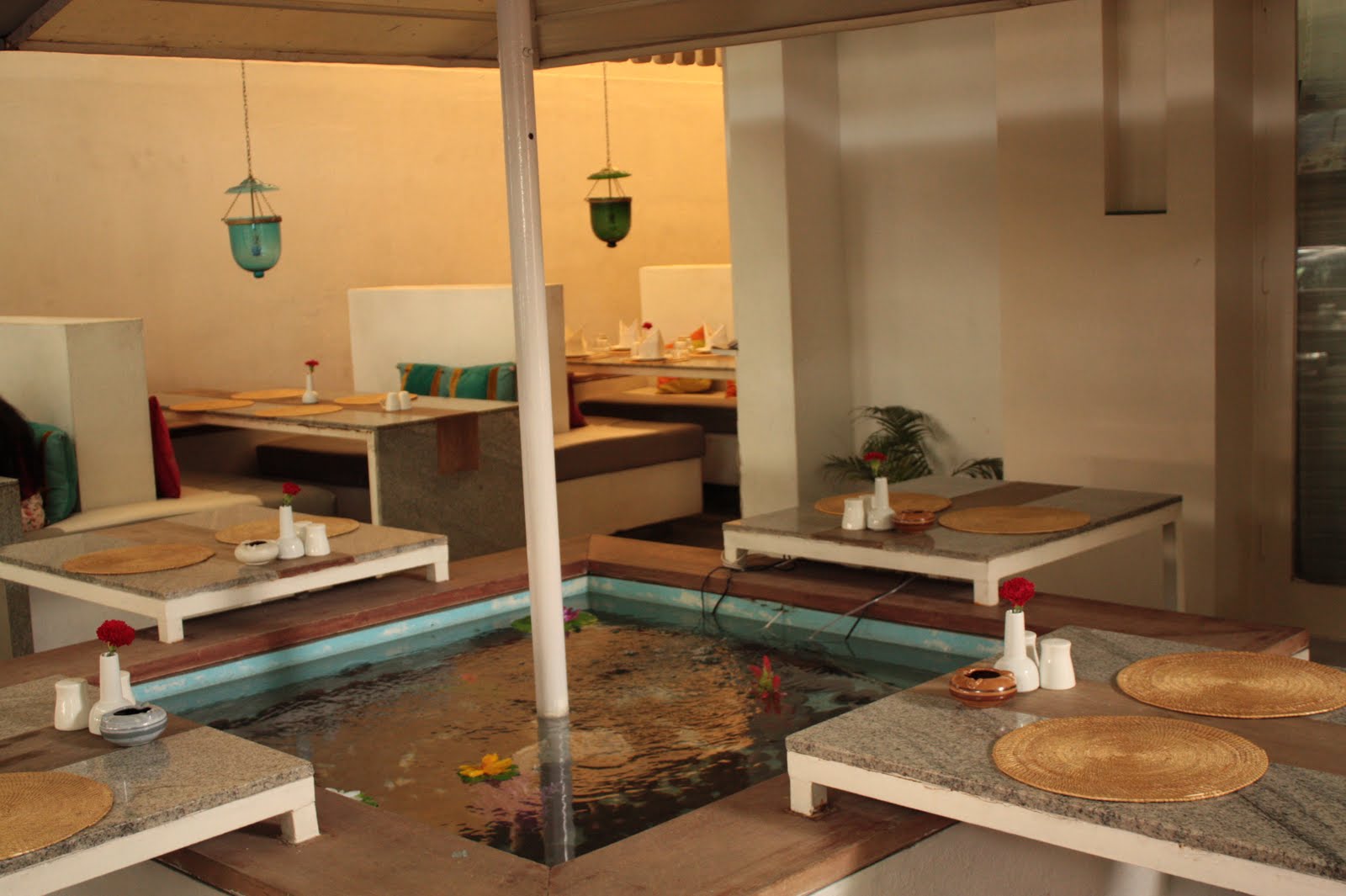 Simz Corner: 100 ft - Boutique. Bar. Restaurant.