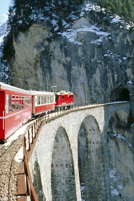 12 Amazing Sceneries of Beautiful Trains